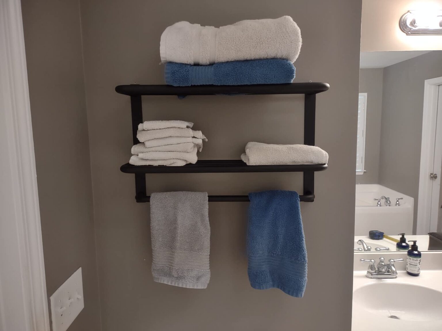25 Stylish Bathroom Towel Rack Ideas to Enhance Your Space - Addicted ...
