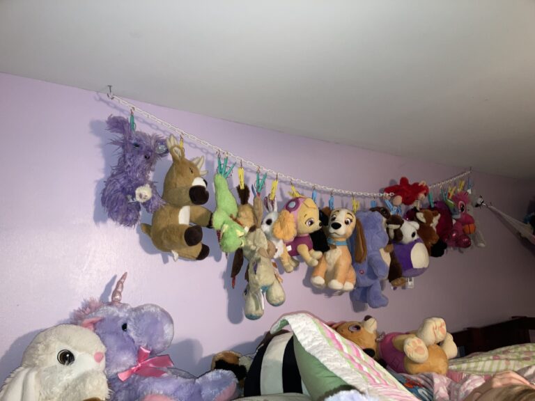 23 Genius Stuffed Animal Storage Ideas for Small Spaces - Addicted To ...