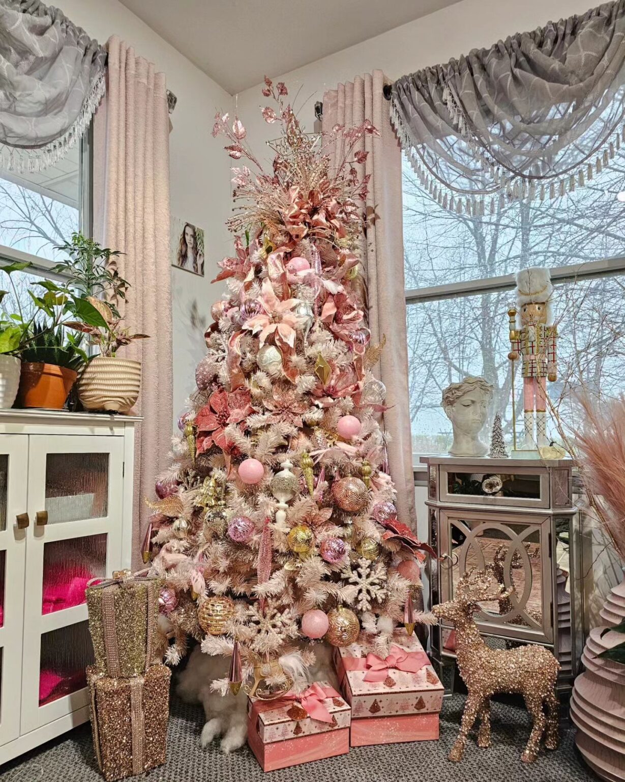 36 Pink Christmas Tree Decorations That Will Wow Guests - Addicted To ...