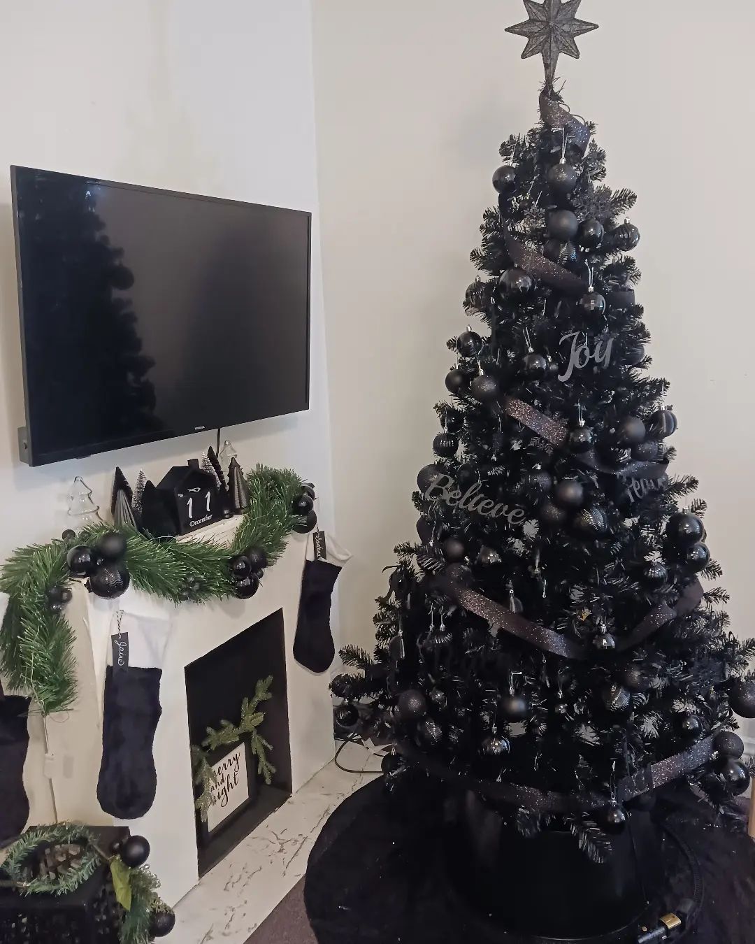 42 Trendy Black Christmas Tree Decorations Ideas to Try in 2024 ...