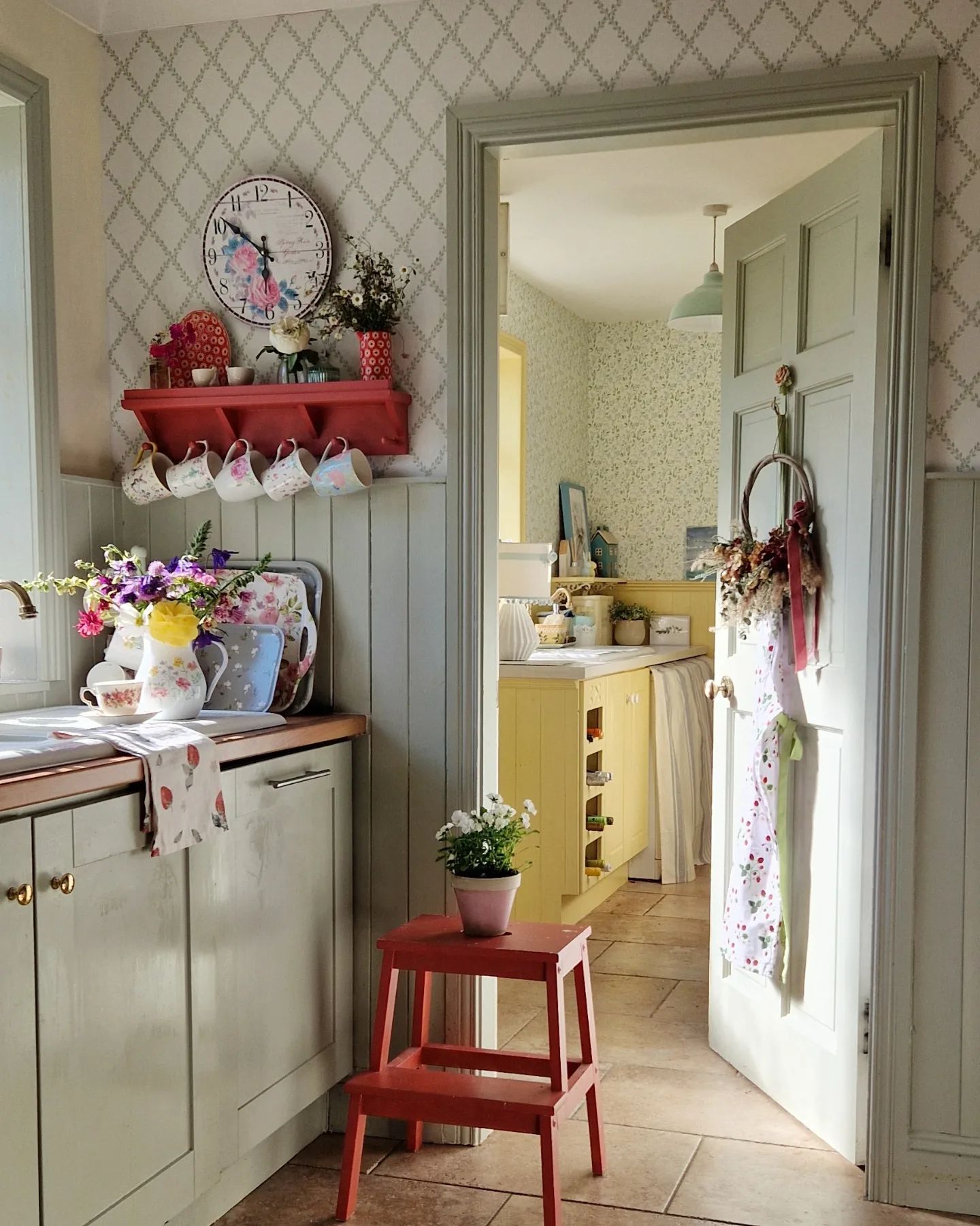 32 Vintage Kitchen Decor Ideas You’ll Love - Addicted To Organization