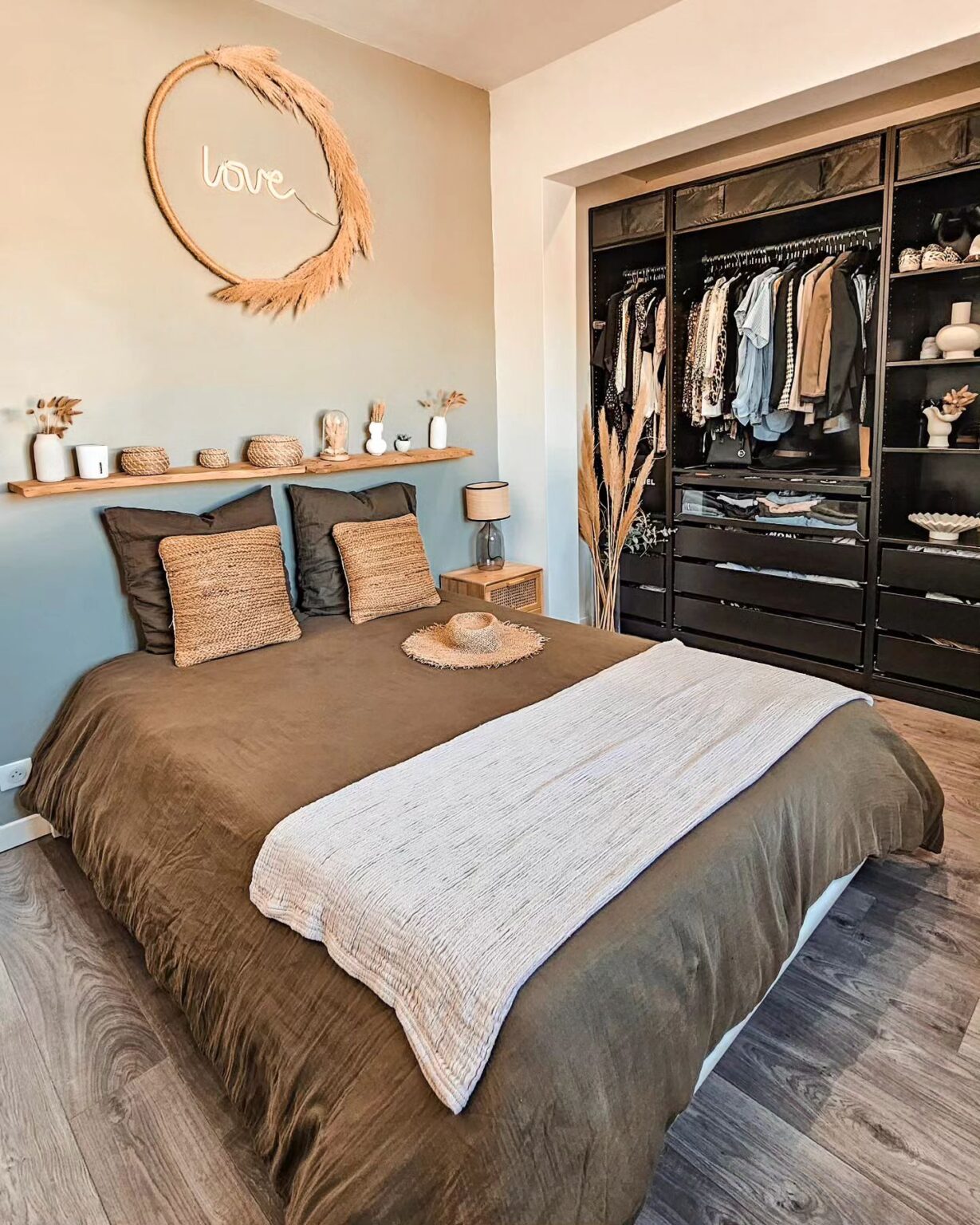 53 Stunning Bedroom Wall Decor Ideas for Above the Bed - Addicted To ...